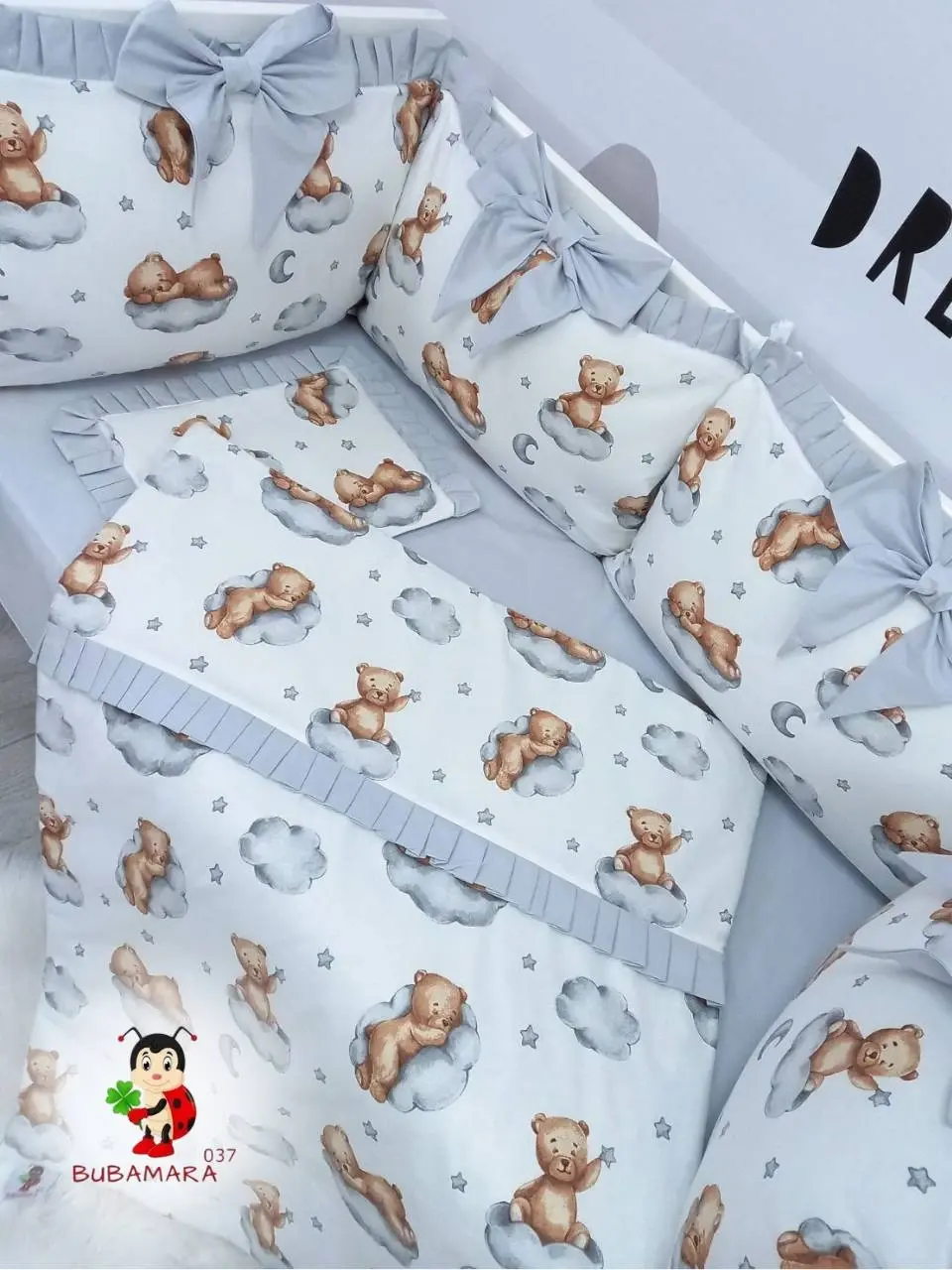 Bubamara037 Set za krevetac sa ogradicom od jastuka sa karnerom, bez lastiša, Belo-Sivi