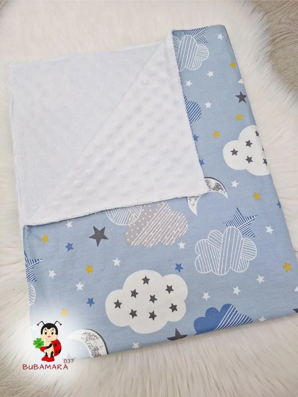 Bubamara037 Pokrivač za bebe Oblačići, Plavo-Beli