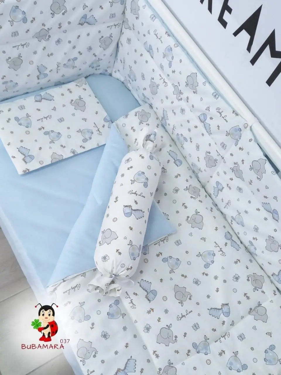 Bubamara037 Set za krevetac sa ogradicom Slonče, sa lastišom, Belo-Plavi