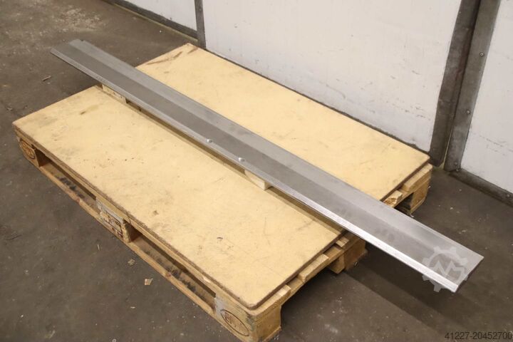 Alat za savijanje 515 mm
unbekannt 28 x 1760 mm 83°