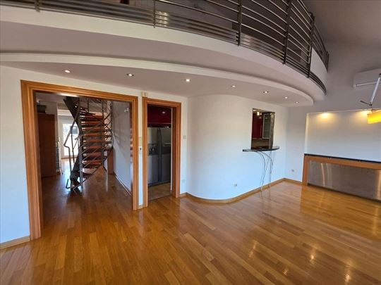 Odličan penthouse sa pet spavaćih soba i garažom