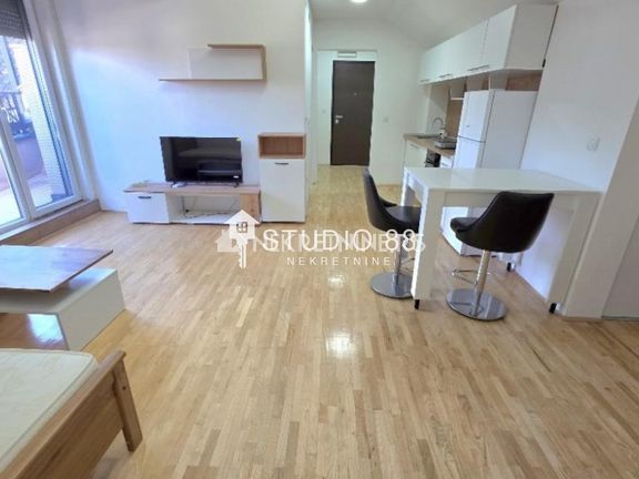 Zrenjanin, Centar, 0.5 stan, 37m2, 200 EUR