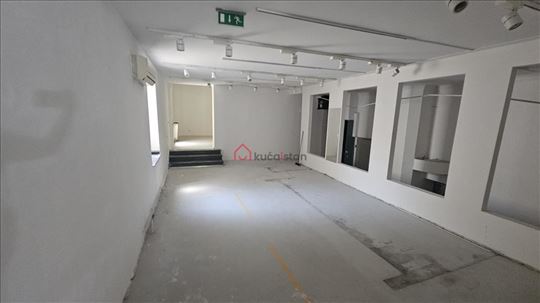 Lokal sa dva ulaza na Bulevaru, 240m²