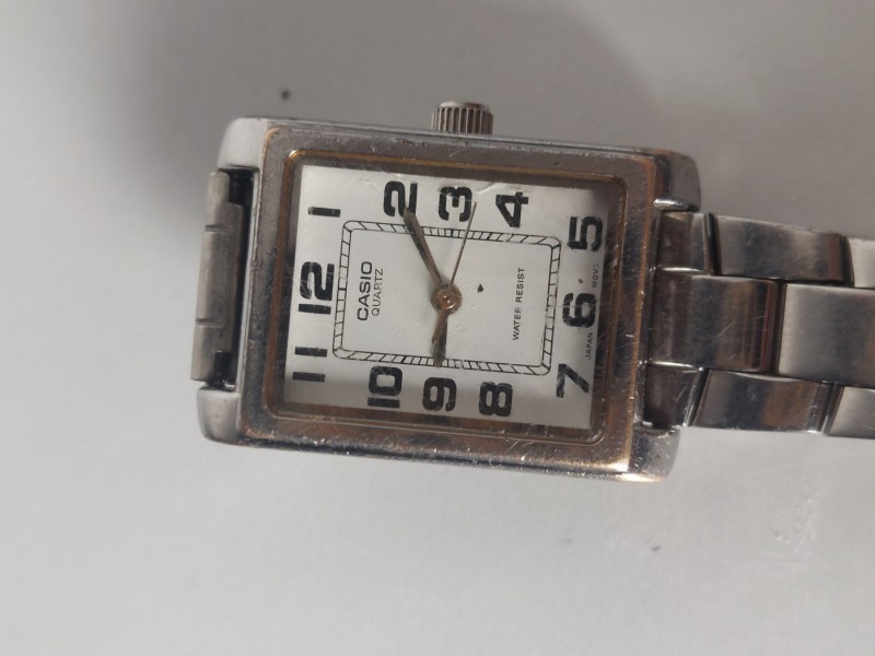 Casio vintage wristwatch 1330 MTP 1165 Japan Movt