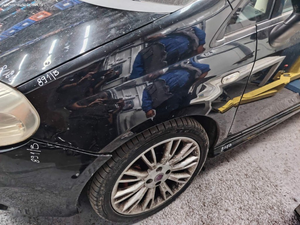 Fiat Grande Punto desno krilo kod boje 891 b Originalni delo