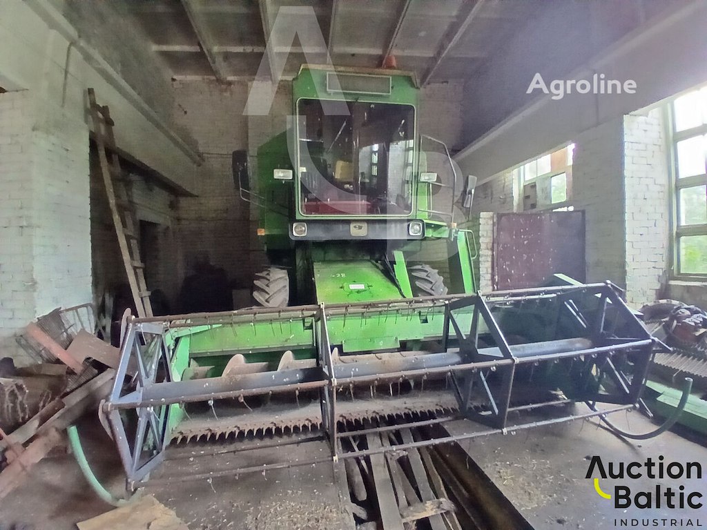 Prodaje se John Deere 1055 kombajn za žito na aukciji