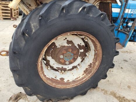 Ford 2600, 3600, 4600, 4000 Rear Wheel Rim And Tyre 16.9 R30 točak