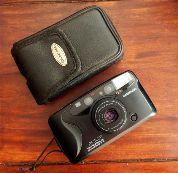 Samsung AF Slim Zoom 35mm Film Camera & Case