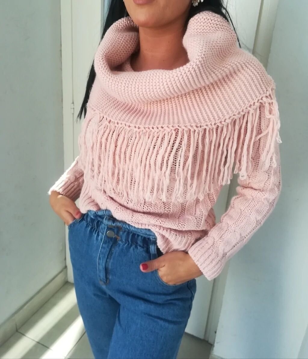 Ženski pleteni džemper u puder roze boji sa dekorativnim resama. -