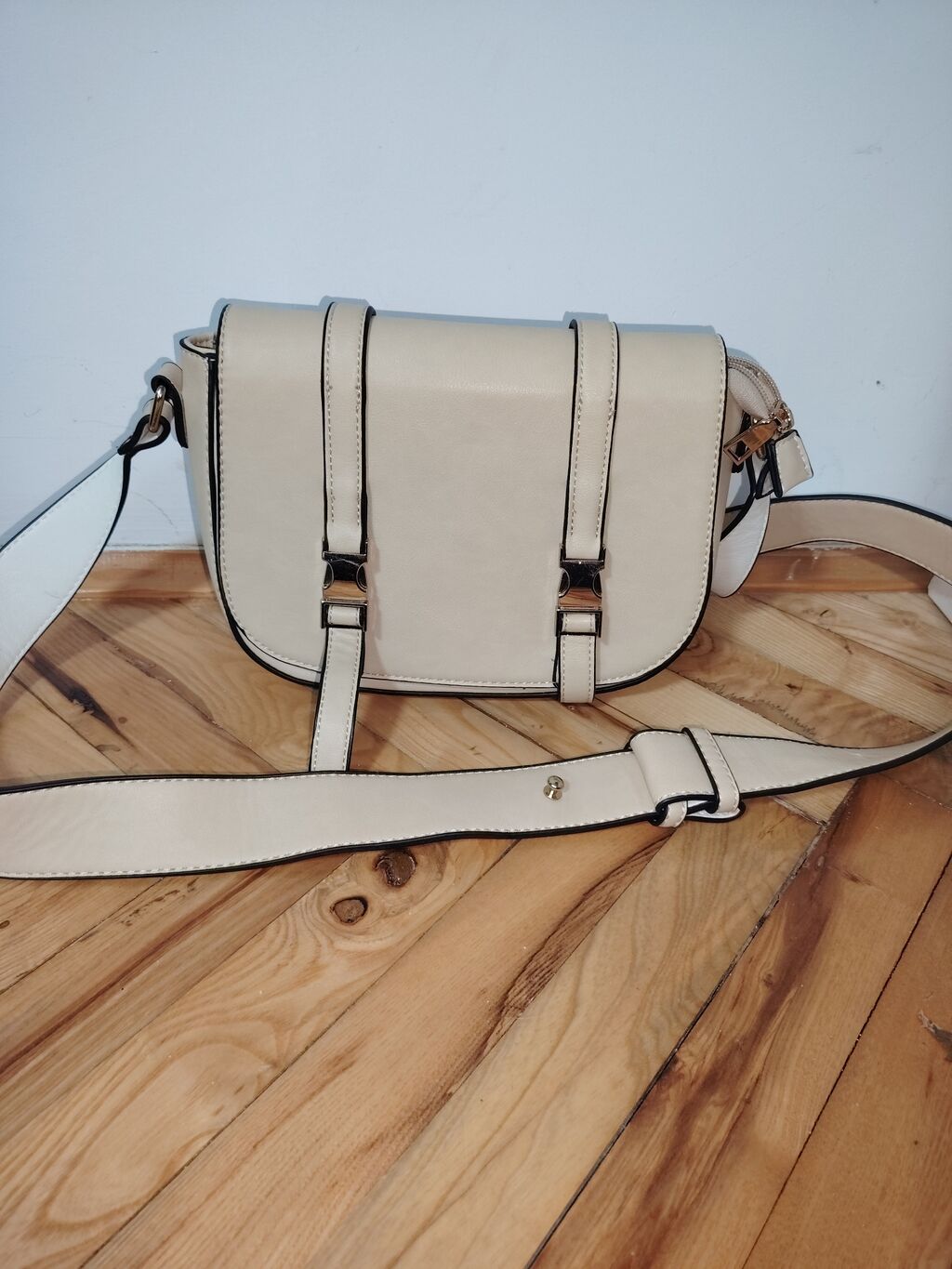 Bež crossbody torba sa preklopom - Materijal: eko-koža, bež boja sa