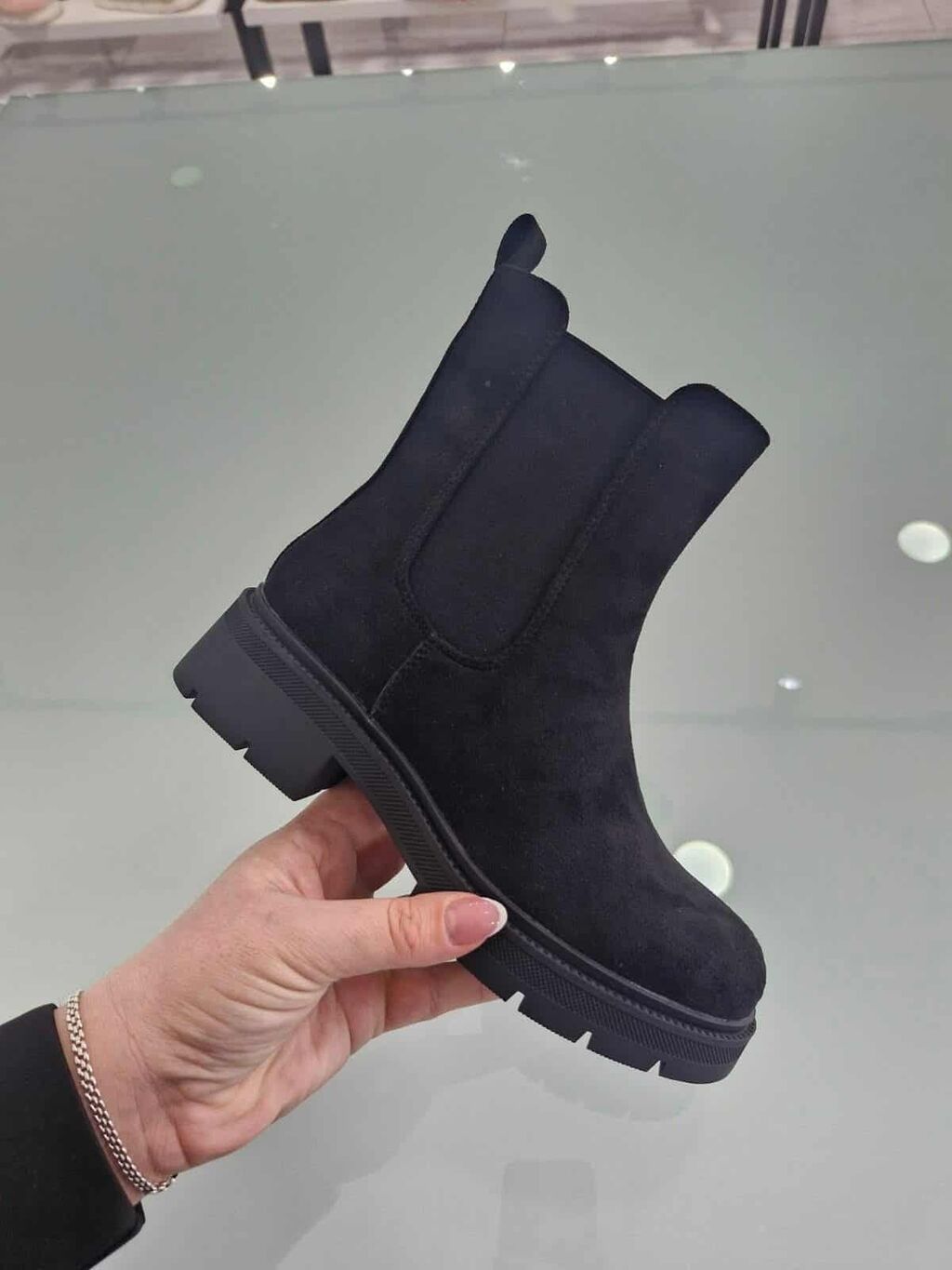 Crne ženske čizme/ankle boots – dva modela Model 1: Chelsea čizma -