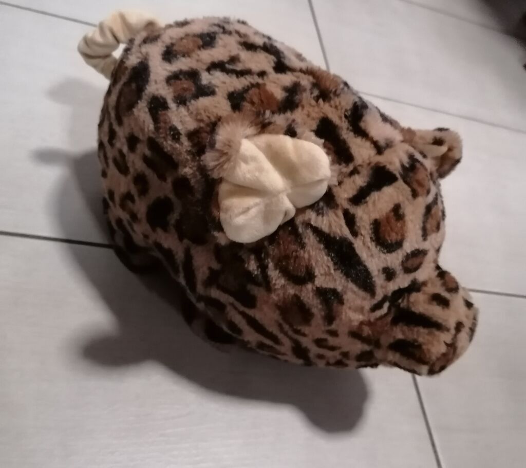 Plišana igračka – prasence sa životinjskim (leopard) printom -