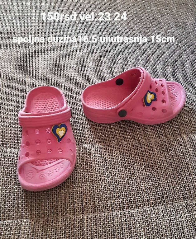 Dečije klompe/sandale – roze boje sa srcem dekoracijom. Prozračna