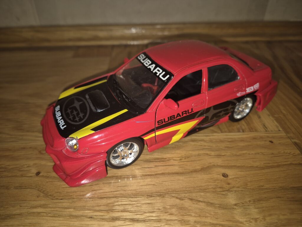 Subaru Impreza model razmere 1:24 dobro očuvan sa par nedostataka