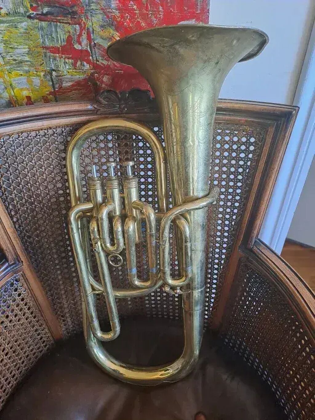 Bariton horn, instrument sa par ostecenja kao sto se vidi na slikama