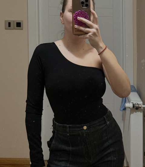 Crni bodi na jedno rame