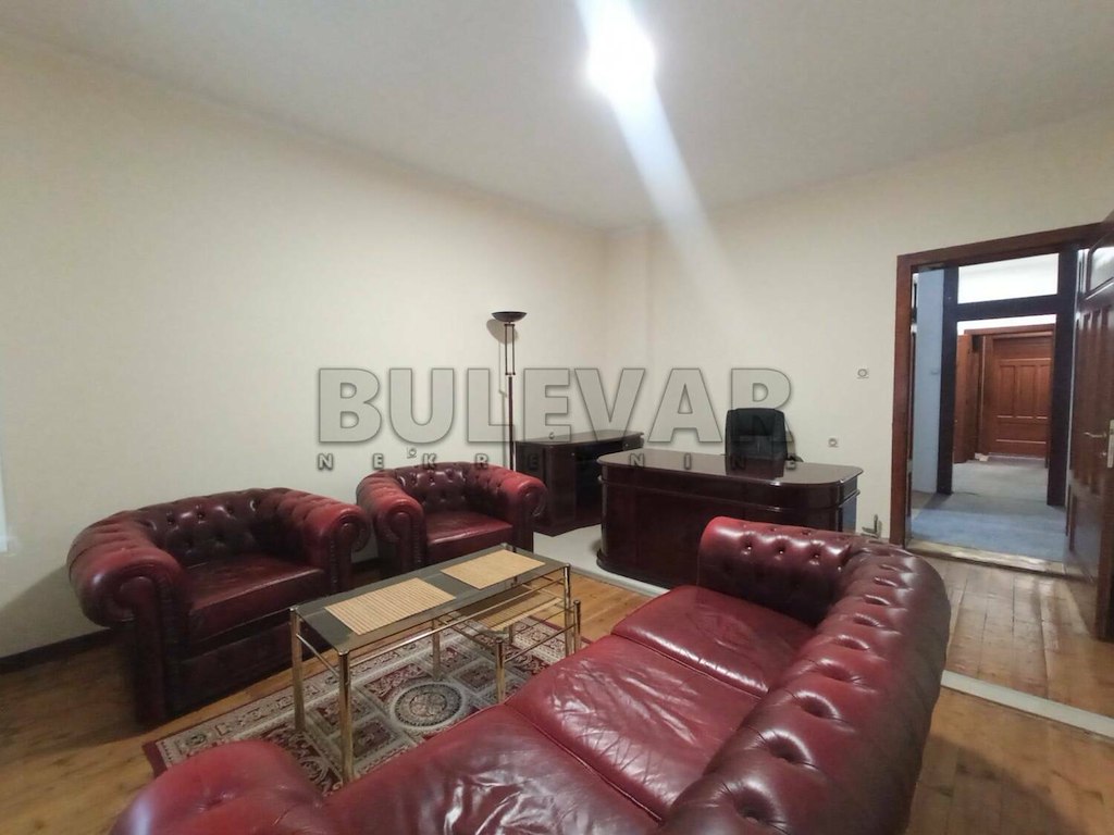 Izdaje se stambeno poslovni prostor u centru grada