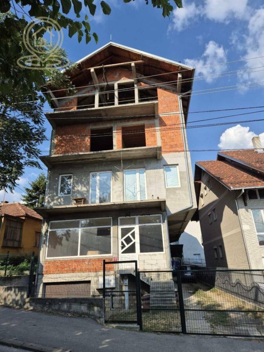 Prodaje se kuća u Sušici na odlicnoj lokaciji na placu 3.2 ari , 650 m²