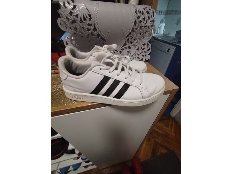 Adidas patike br. 37.