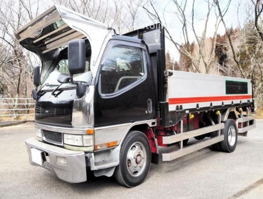 Mitsubishi Fuso kamion s ravnom platformom