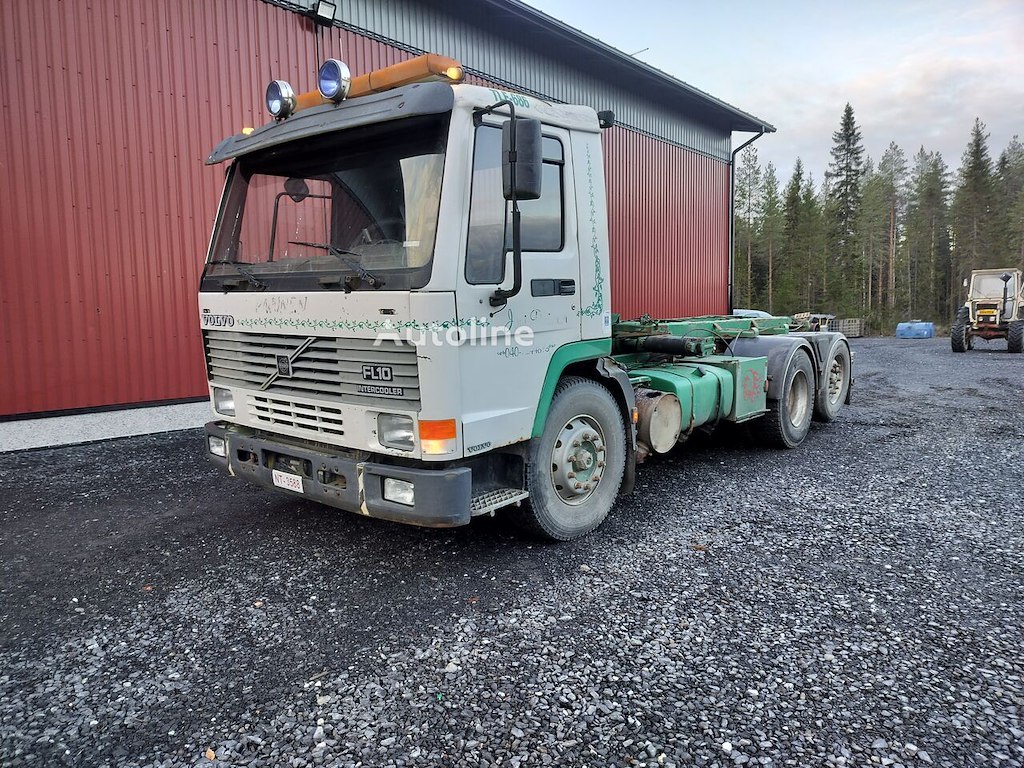 Volvo FL10 kamion sa kukom za podizanje tereta