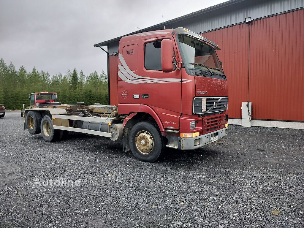 Volvo FH12 kamion sa kukom za podizanje tereta