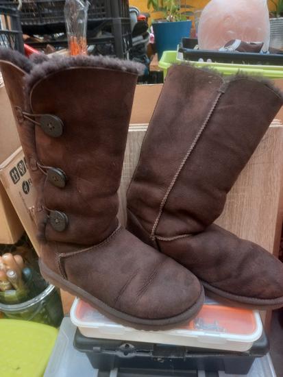 UGG DUBOKE CIZME VEL 40