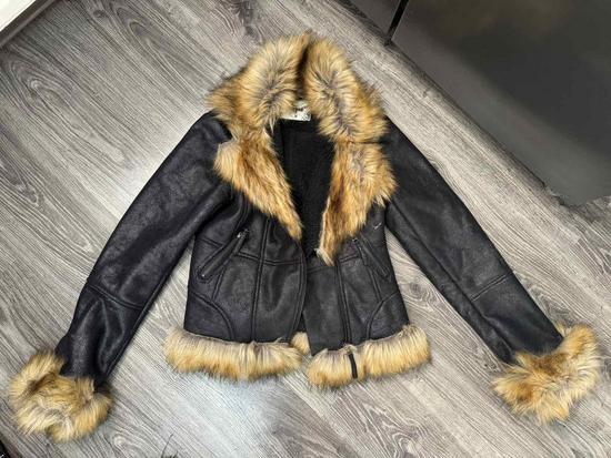 Postavljena jaknaica sa krznom