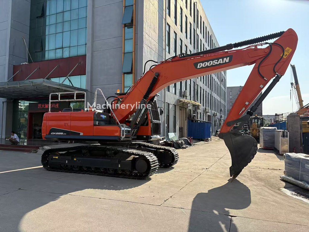 Doosan DX225 bager guseničar