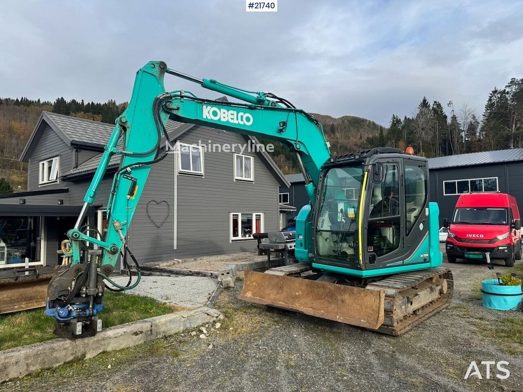 Kobelco 2018 Kobelco SK75SR-3E m/ Rototilt, 2 skuffer og Klype. 1850 tim midi bager