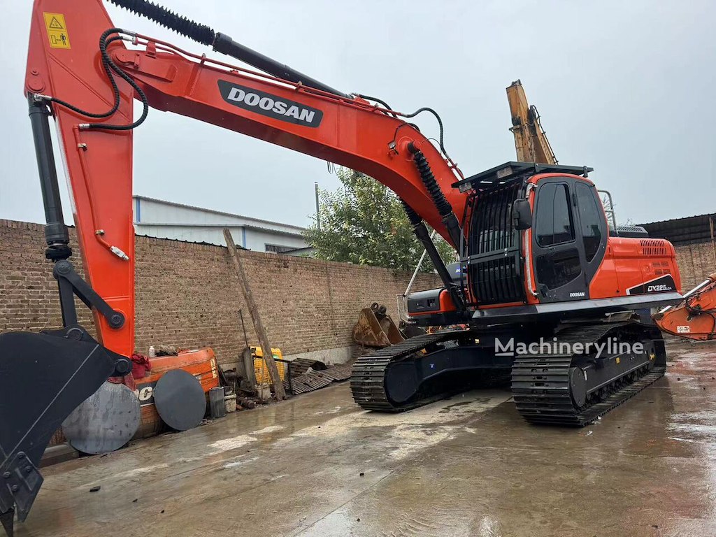 Doosan DX225 bager guseničar