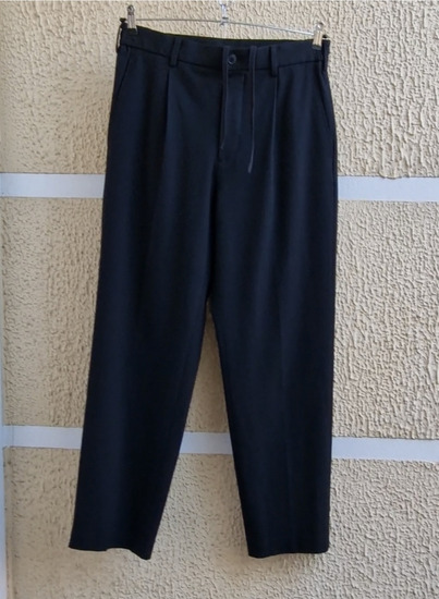 Crni pantalone Uniqlo M