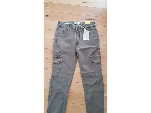 PULLandBEAR  ženske pantalone  vel.36  *NOVO