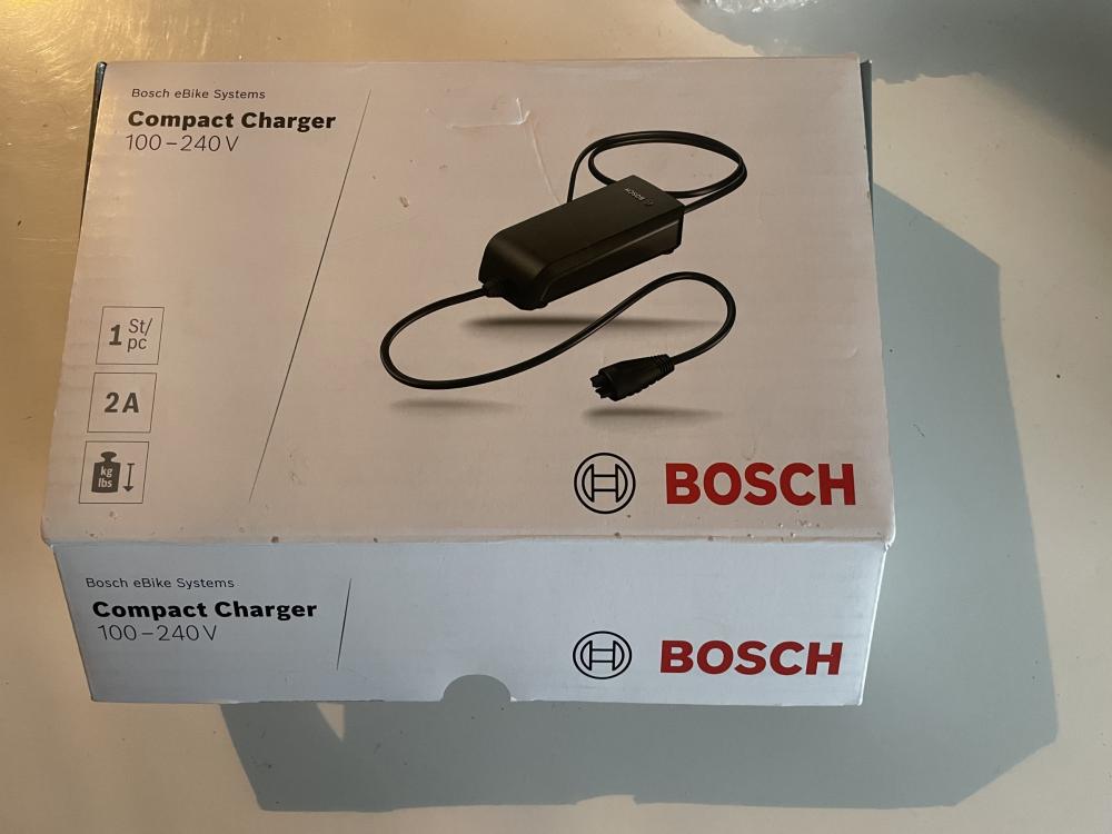 Punjac Bosch compact charger
