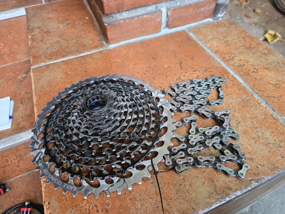 Sram 1295 x01 12s top stanje