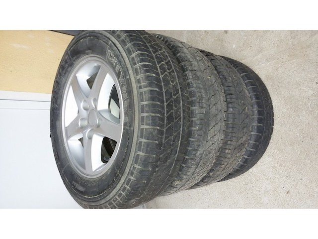 Gume za dzipove Pirelli 205 70 15 C 4 komada