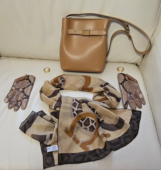 Salvatare Ferragamo animal print ešarpa, svila or