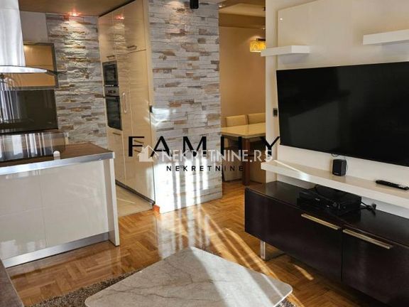 Moderan trosoban stan sa pogledom na dvorište – Lasla Gala