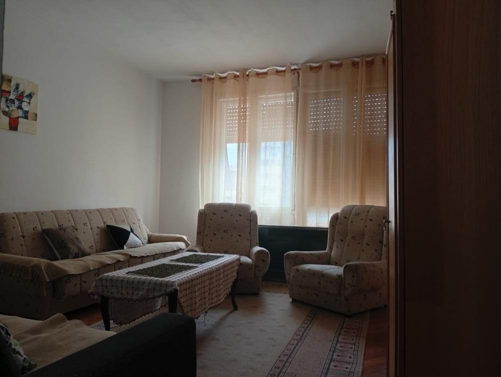 Glavna ulica - Obrenovićeva, Dvoiposoban stan za izdavanje, 60m2, 300€