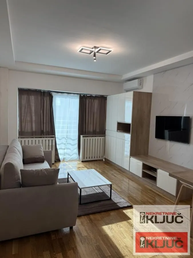 Izdavanje, garsonjera, 32m², Bulevar Oslobodjenja, Novi Sad Sve Podlokacije