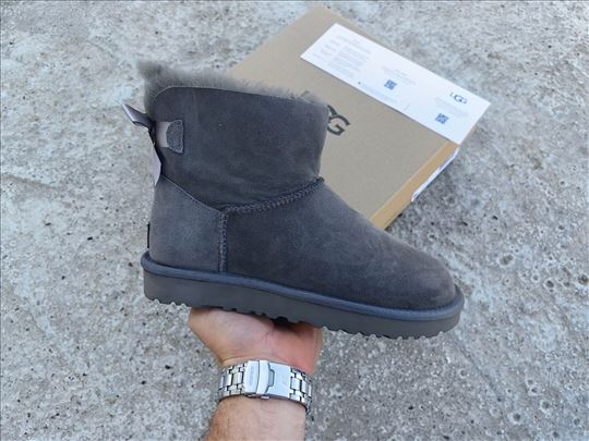 UGG Mini Bailey Bow, Grey; Nove Ugg sive čizme