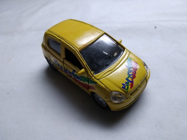 Autic Toyota Yaris oko 1:32(8 cm.) Made in China