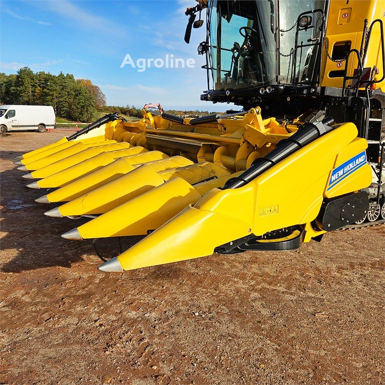 Prodaje se New Holland F8 žetelicu za kukuruz na aukciji