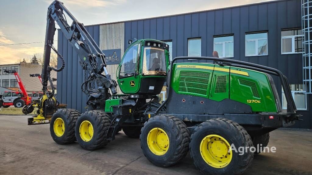 John Deere 1270 G harvester