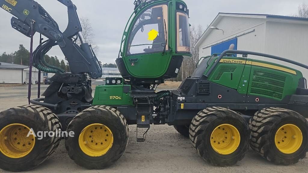John Deere 1170 G harvester