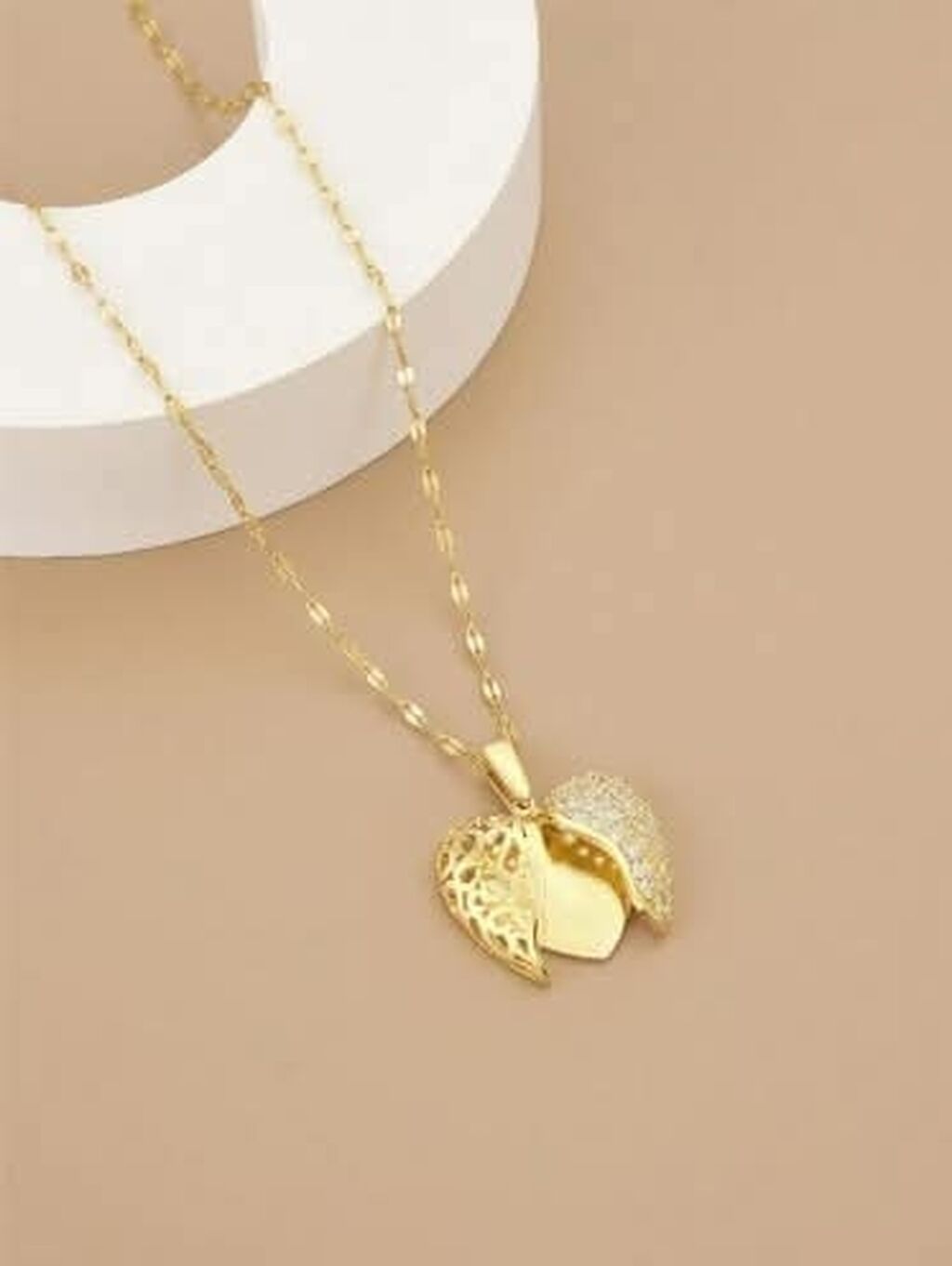 Ogrlica sa priveskom u obliku srca - Dizajn: kombinacija dve teksture