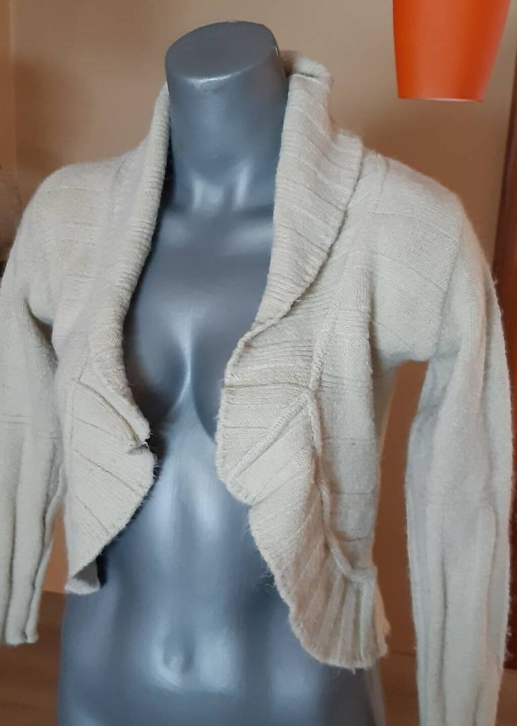 Ženski pleteni bolero/džemper na kopčanje bez dugmadi, u krem/bež
