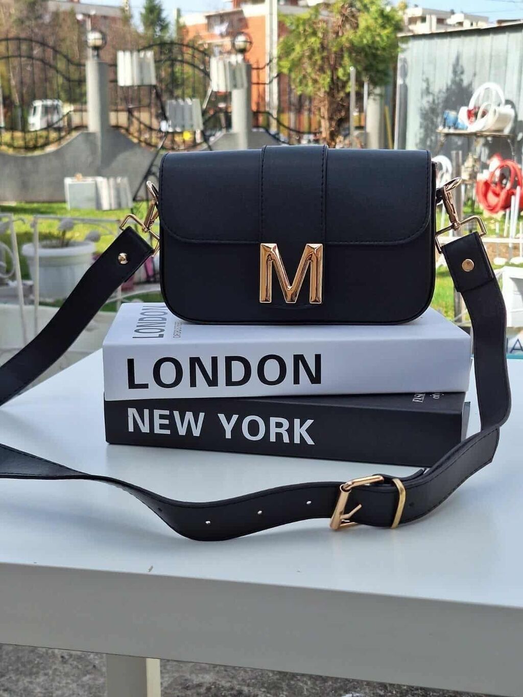 Ženska crossbody torba „M“ - Kompaktan pravougaoni model sa preklopom