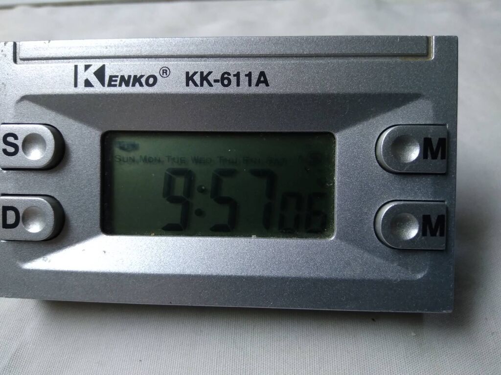 Sat stojeci oko 8,5 cm. baterija LR1130H 1,5 v, ispravan