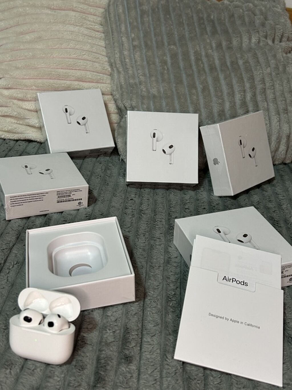 Apple AirPods (bežične slušalice sa MagSafe kutijom za punjenje) -